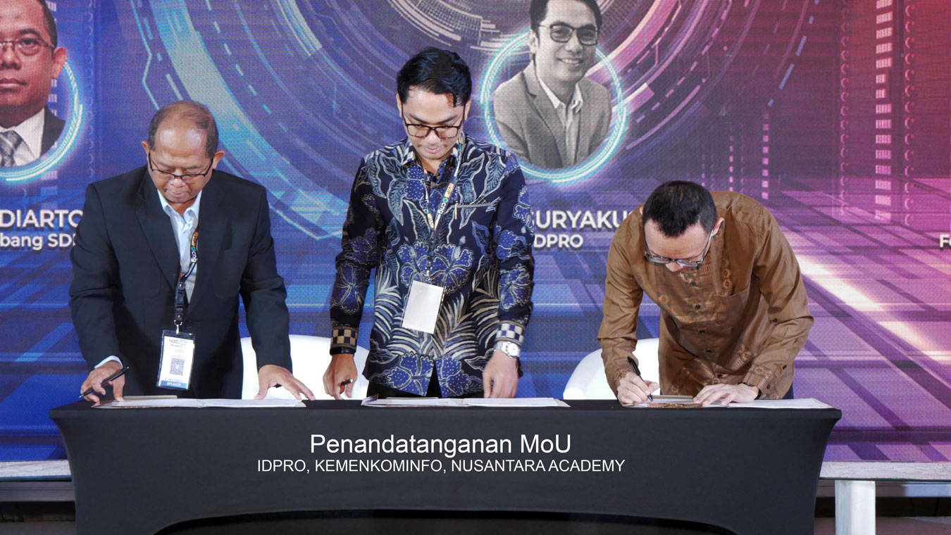 Penandatangan MoU IDPRO, KOMINFO, Nusantara Academy